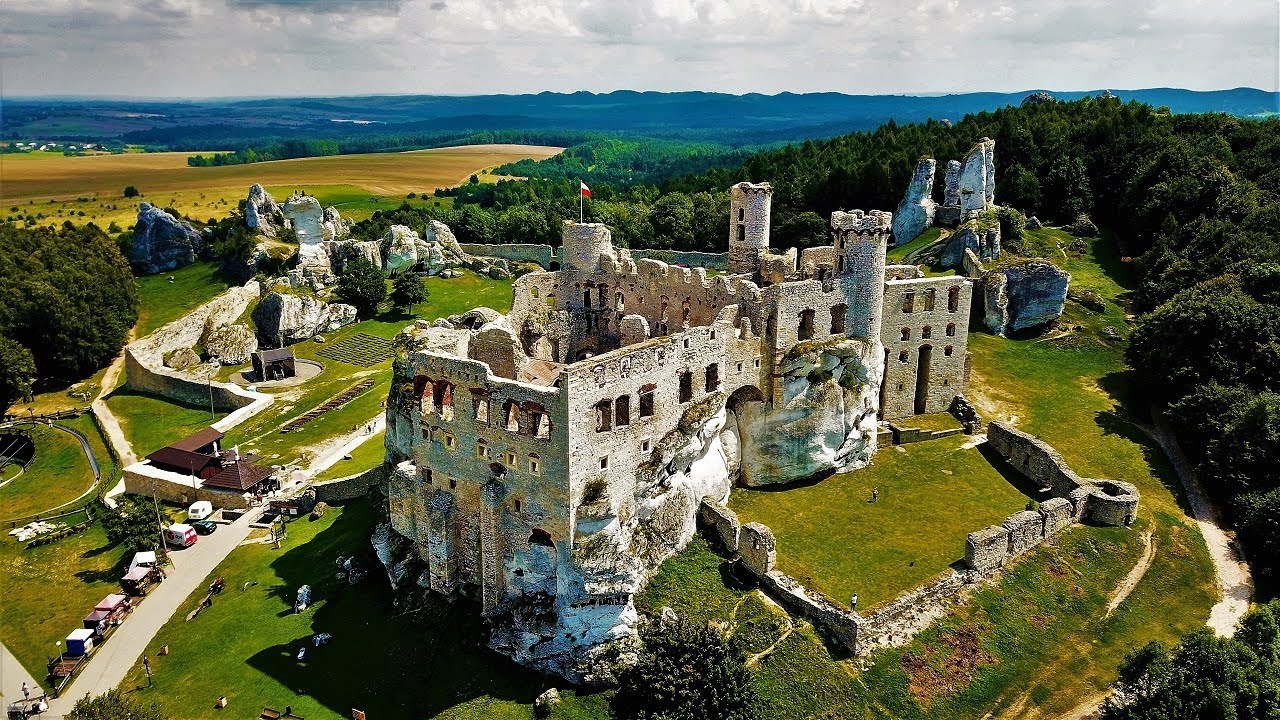 The Witcher's Lauren Hissrich and Freya Allan talk fantasy, character ...