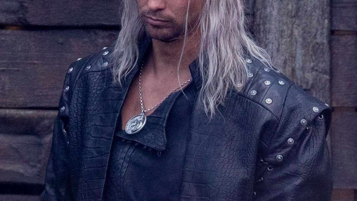 EXCLUSIVE: First Look at Liam Hemsworth Geralt's New Outfit in The ...